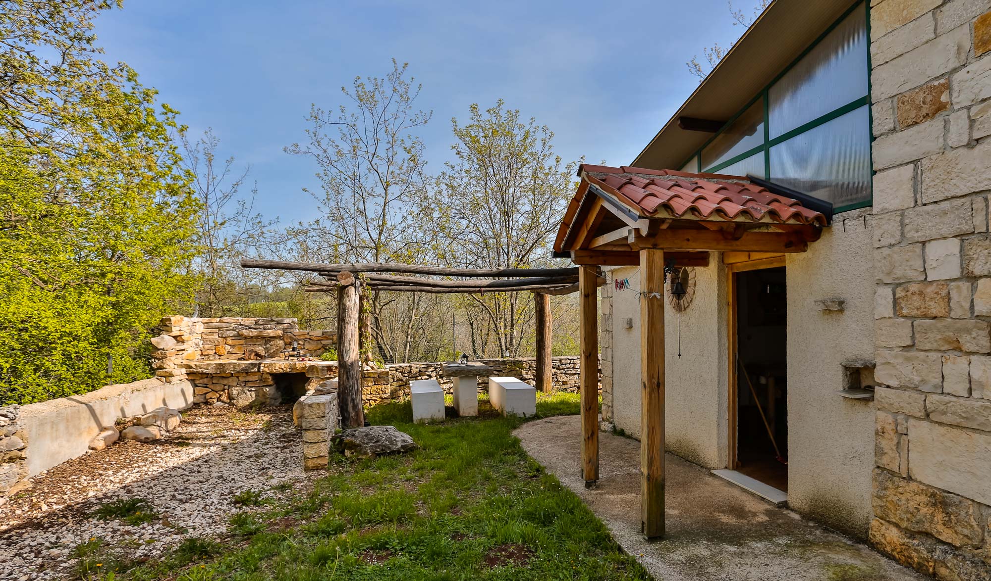 On the hay | Casa Matiki